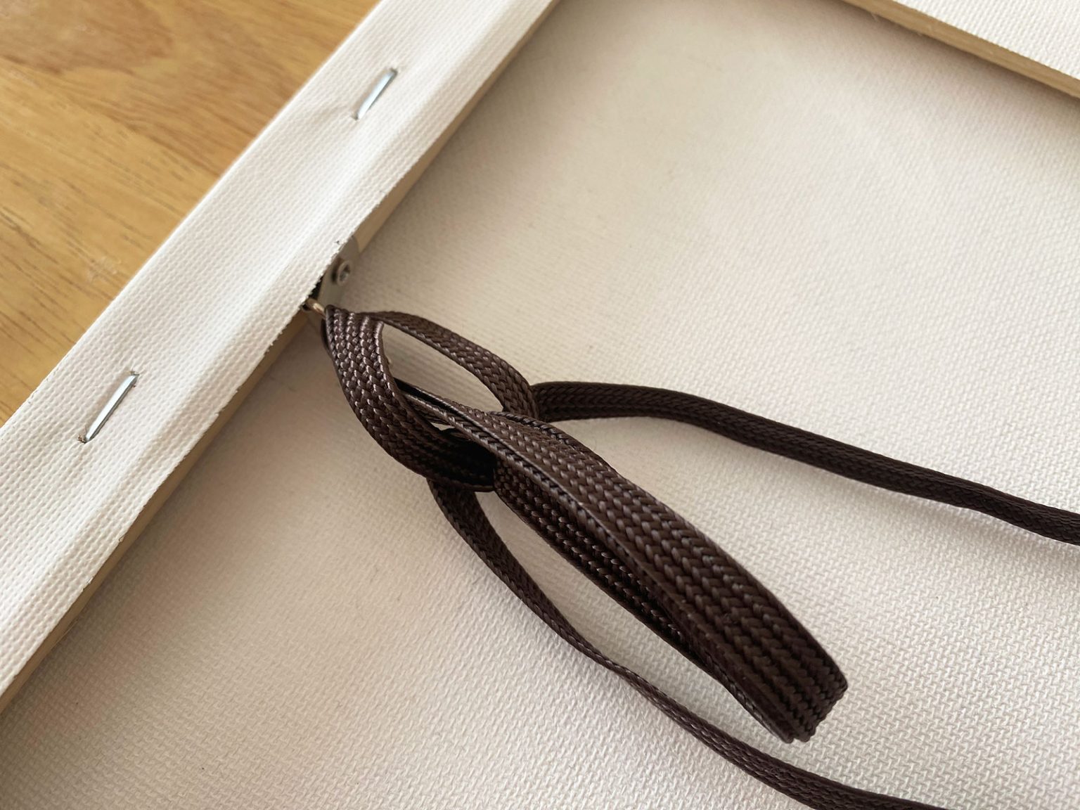 キャンバス・額縁の頑丈な紐の結び方【吊り金具の取り付け方】 - kisa illustration & design